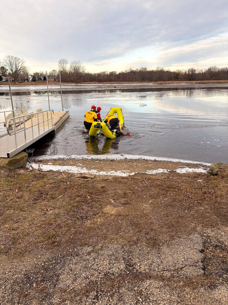 Belleville volunteer firefighters rescue deer stuck on lake