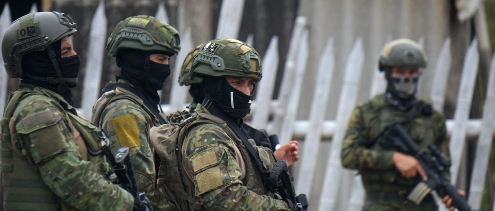 Severed heads appear in tourist spot amid narco war