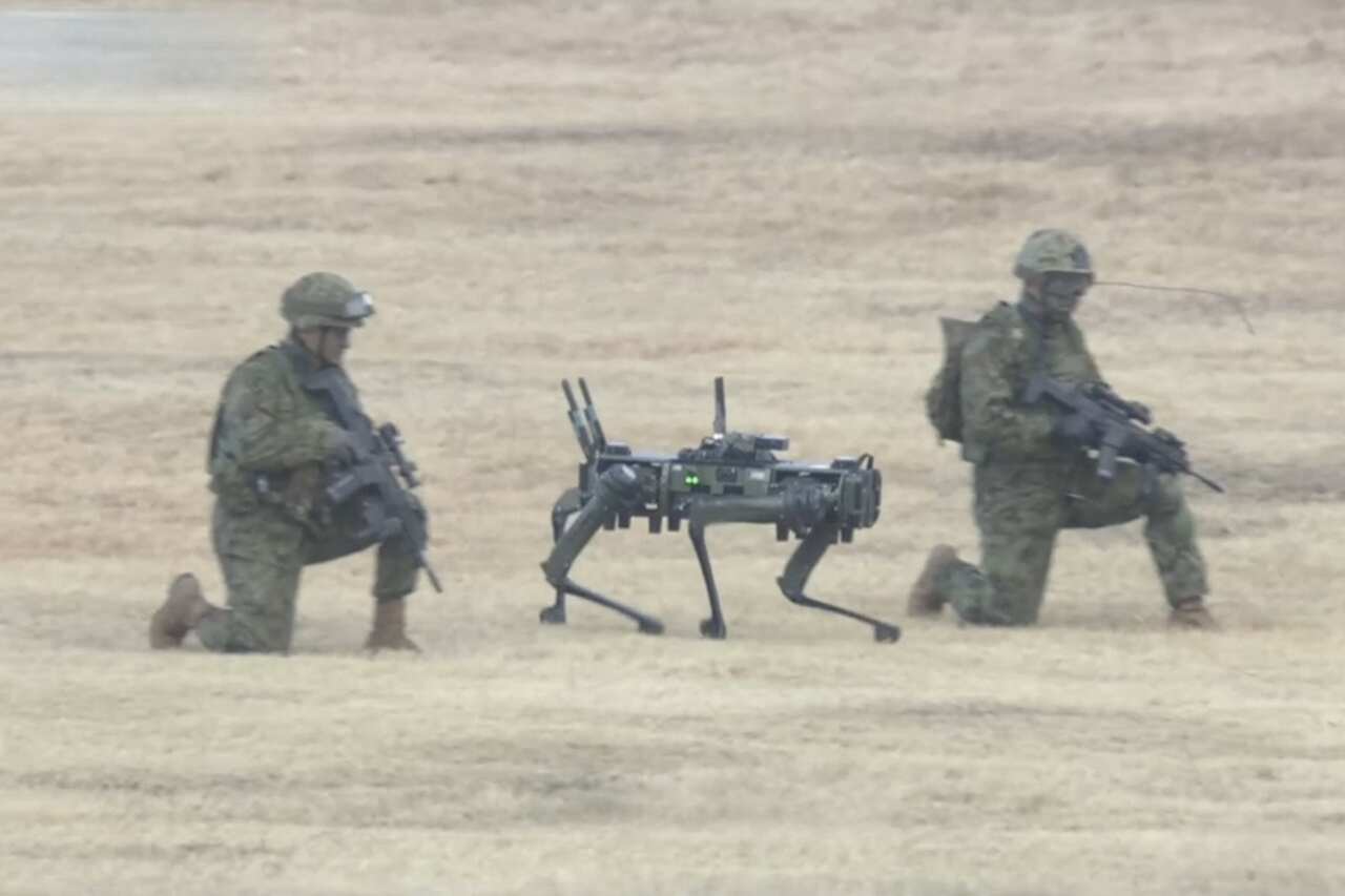 Japão usa cães robóticos durante exercício de assalto aéreo
