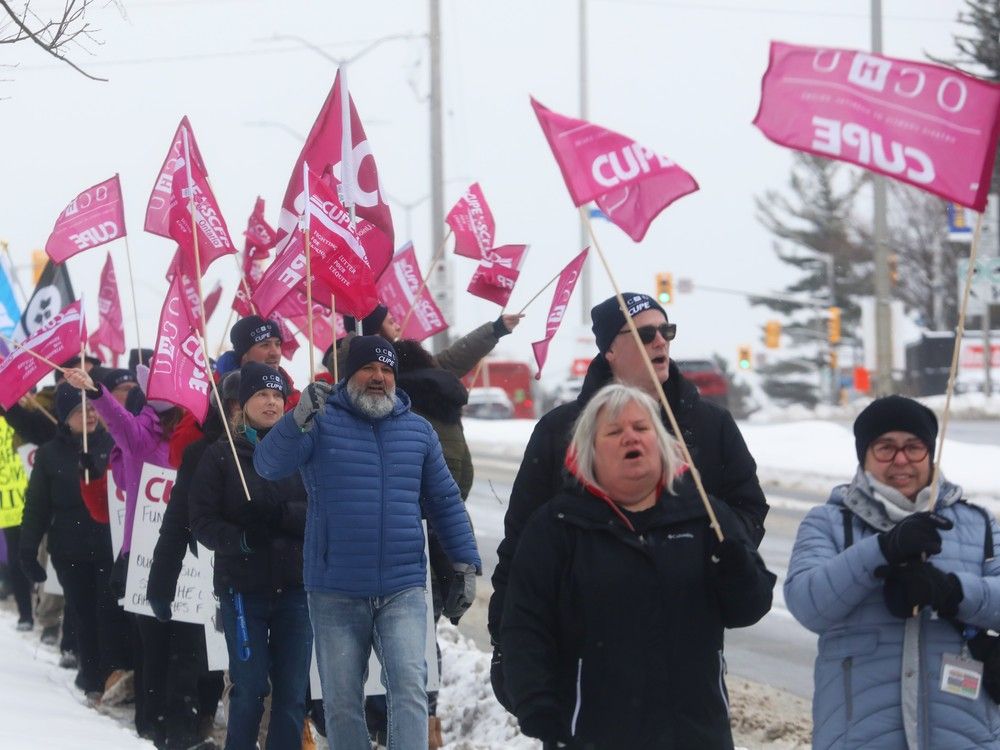 Union members protest health cuts at Royal Ottawa Place long-term care