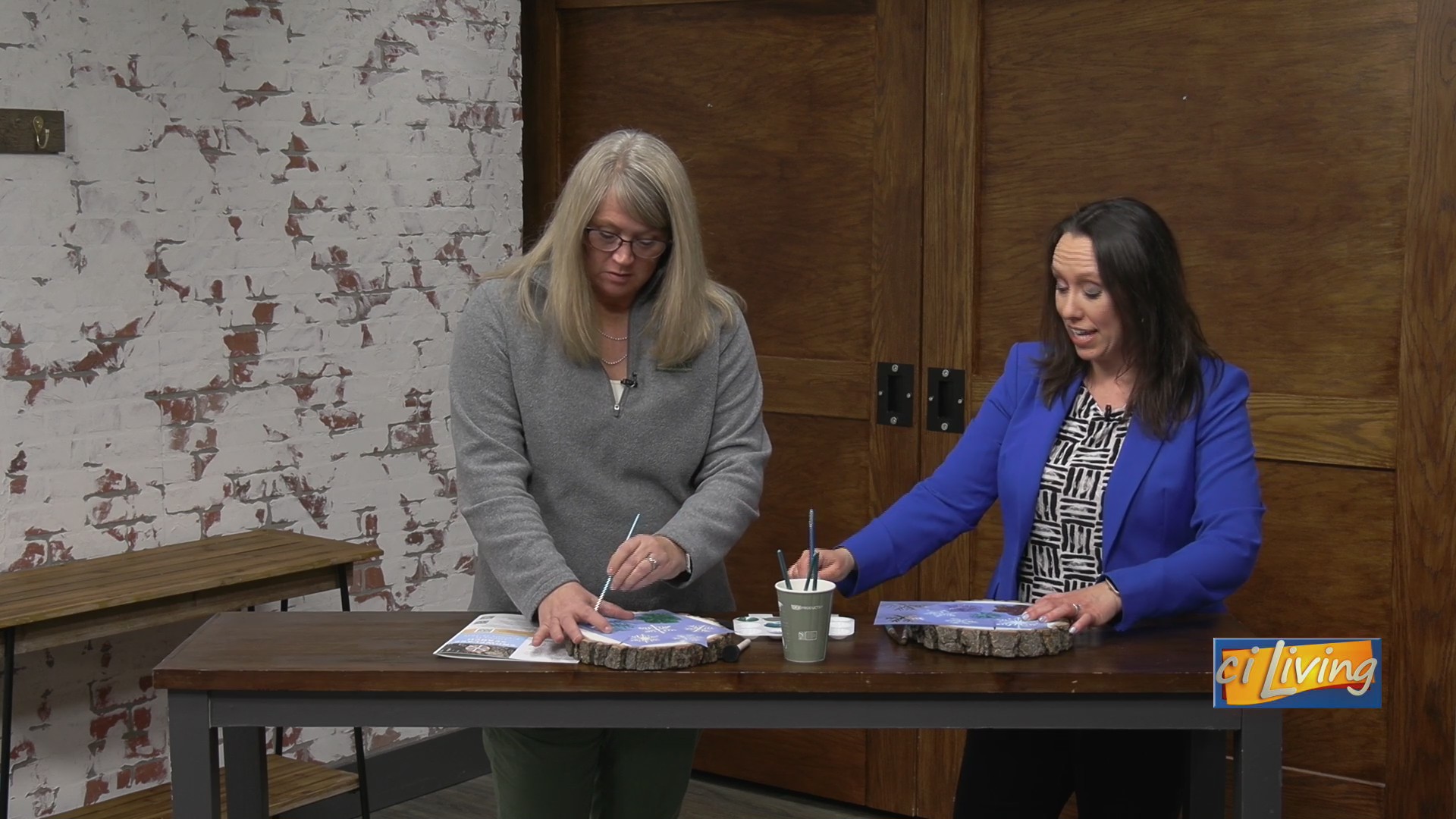 How to paint snowflakes on a tree cookie