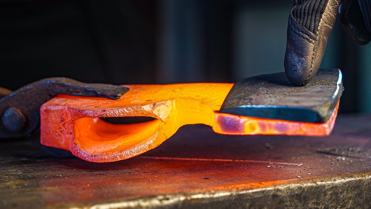 I forged a side axe with this unique technique 🔥