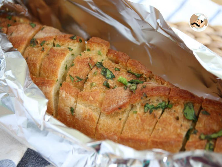 Garlic bread - video recipe!