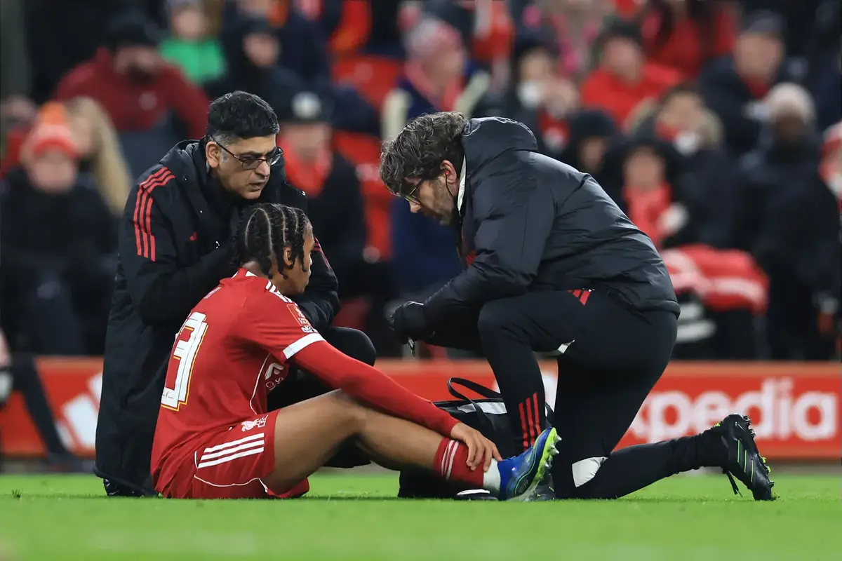 Arne Slot provides Rio Ngumoha injury update