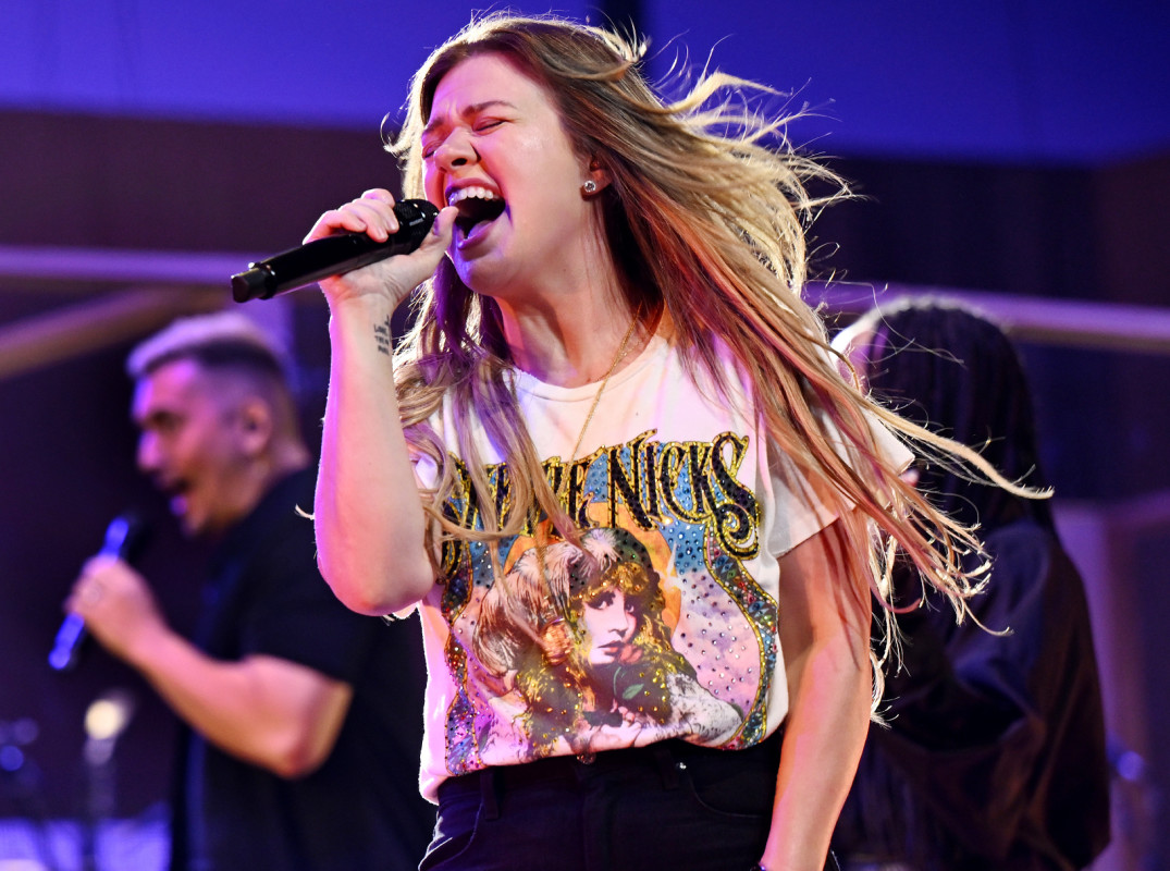 Kelly Clarkson taps into classic rock vocals for gritty new 'Kellyoke ...