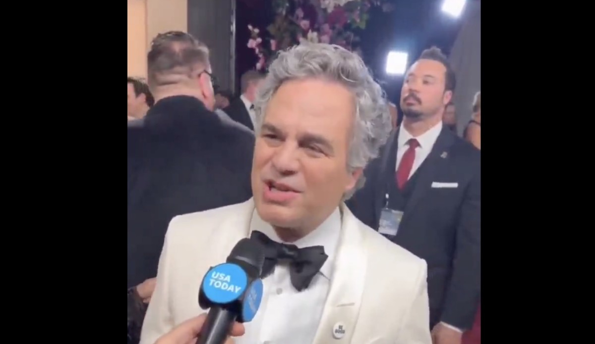 Actors wear anti-ICE pins honoring Renee Macklin Good at Golden Globes