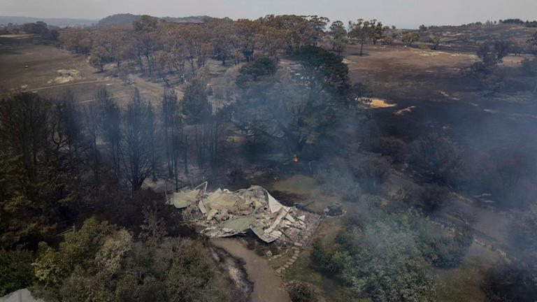 Fires destroy 500 structures, premier heckled over CFA funding