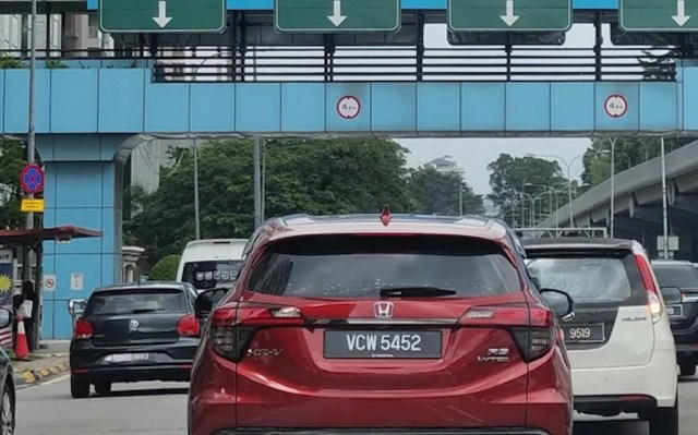 Driver shares photo after noticing obnoxious trend along city highway ...