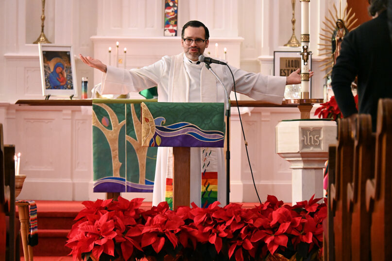 On the Sunday after Renee Good's killing, Minnesotans grieve through ...