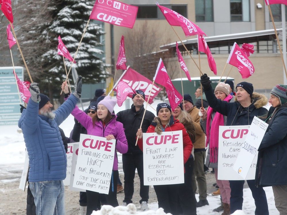 Union members protest health cuts at Royal Ottawa Place long-term care