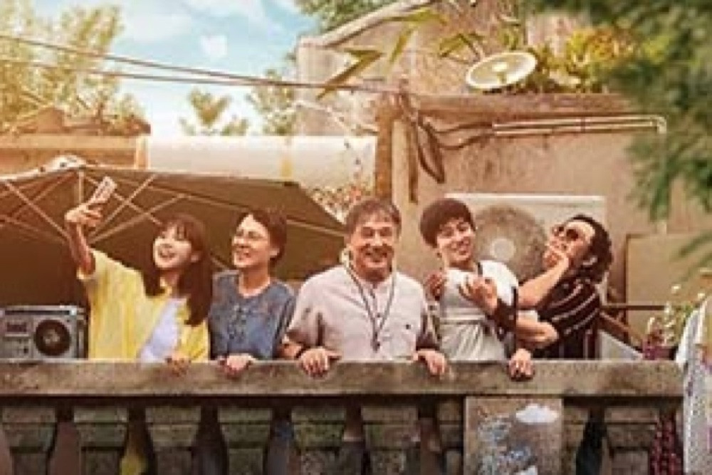 Unexpected family: Paket lengkap aksi Jackie Chan tua di balik drama ...