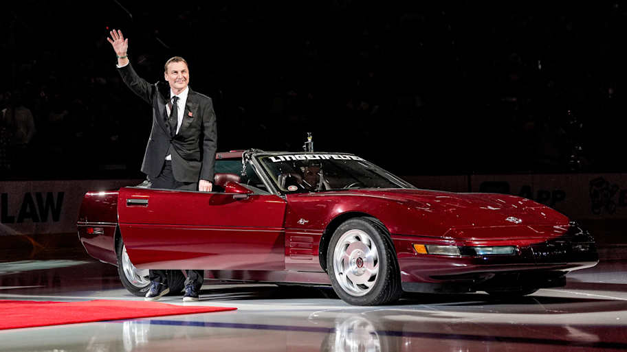 Sergei Fedorov made the coolest entrance as Red Wings retired his No ...