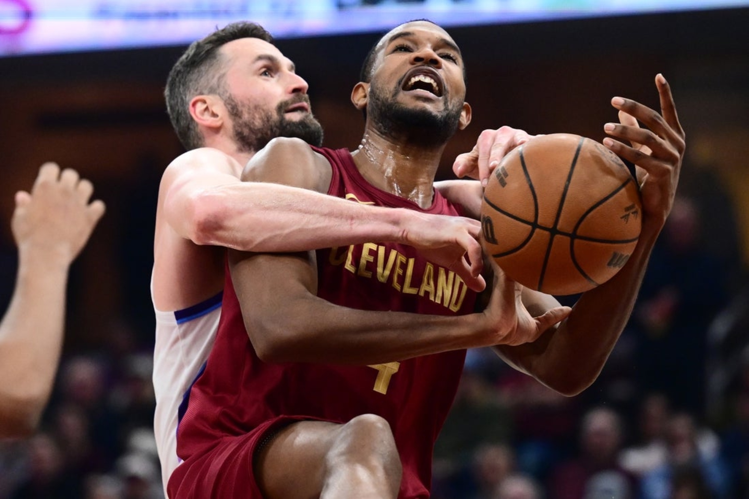 Jazz bounce back from blowout, rally past Cavaliers