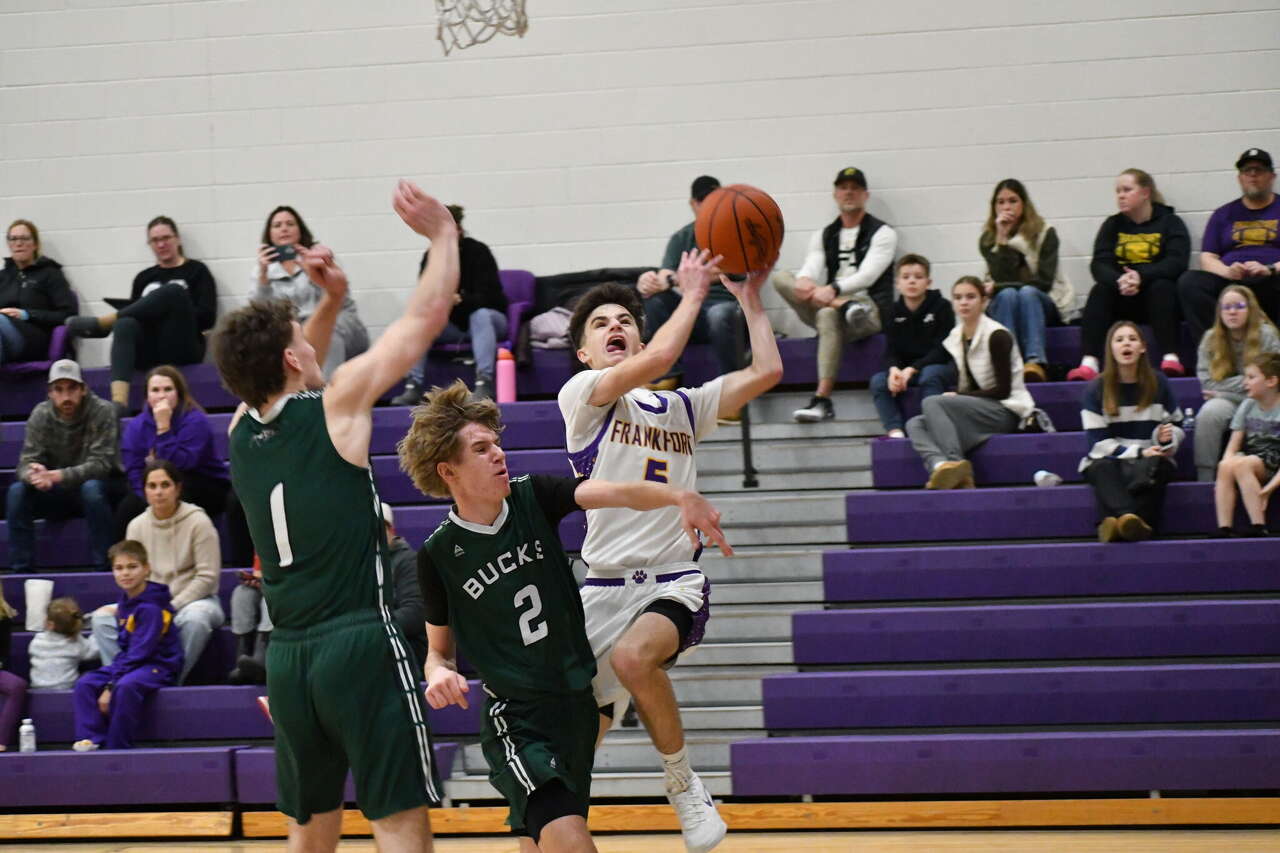 Fourth quarter comeback falls short for Frankfort boys