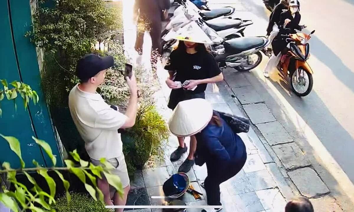 Hanoi street vendor questioned for trying to gouge foreign tourists