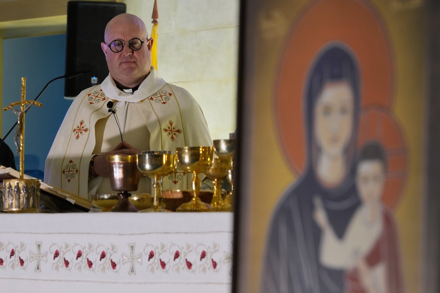 Priest by day, DJ by night: Padre Guilherme's rave in Beirut draws ...