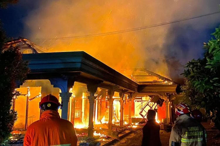 Cemburu buta berujung petaka, pria di Tulungagung nekat bakar rumah ...