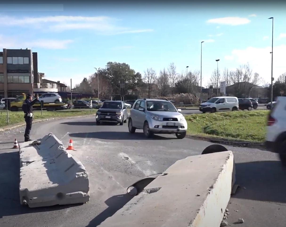 Paura a San Concordio. Camion perde il carico di cemento armato