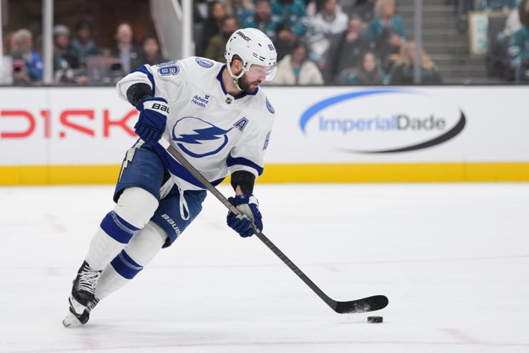 Red-hot Nikita Kucherov leads Lightning by Flyers for 10th straight win