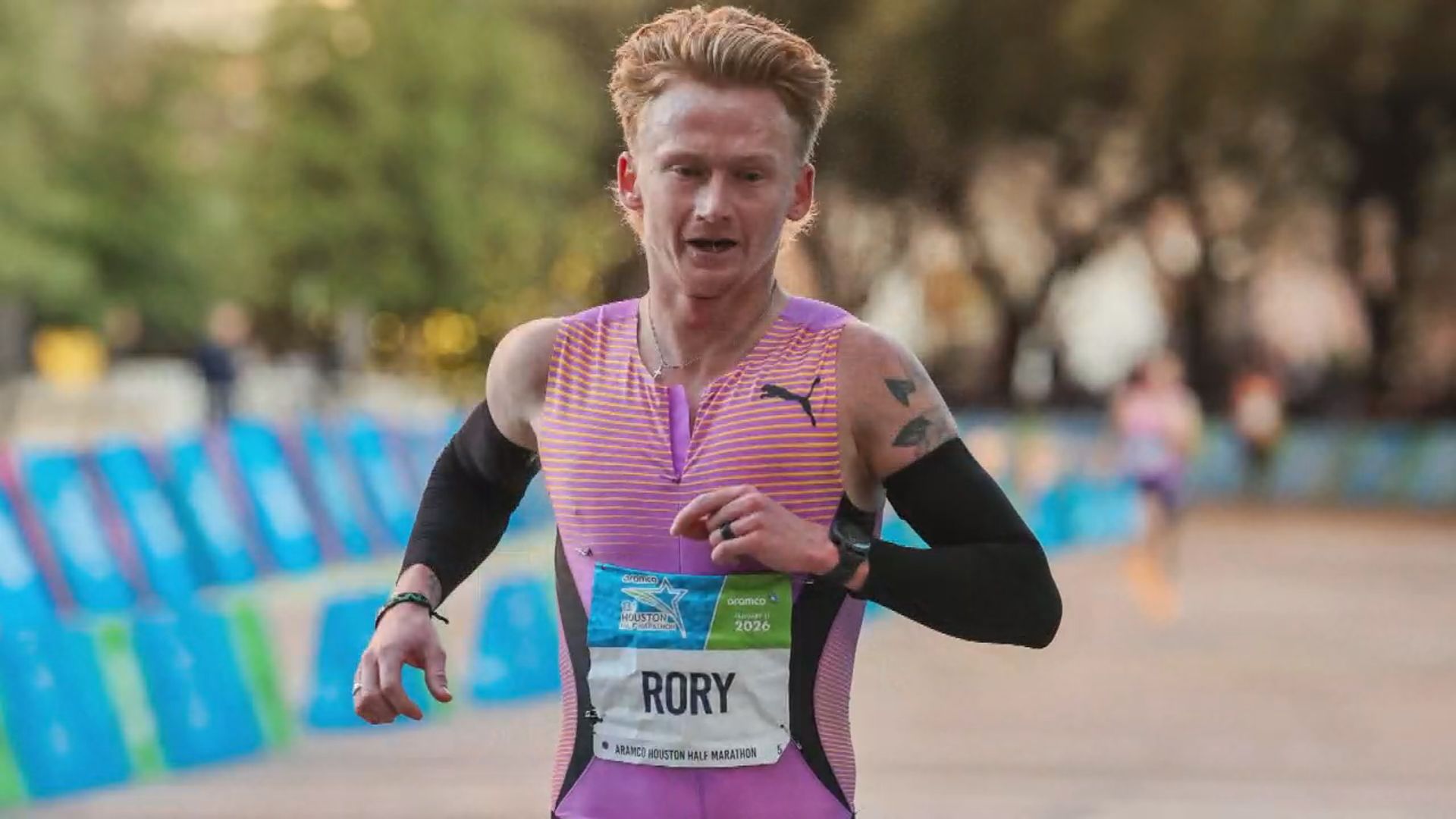 Rory Linkletter runs under 1 hour, shatters Canadian half-marathon record