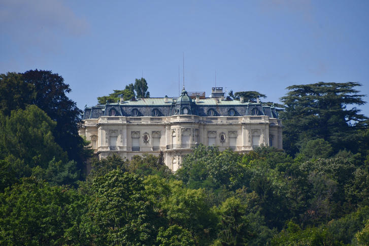 A 93 éves Rothschild báróné beperelte menyét és unokáit a több száz ...