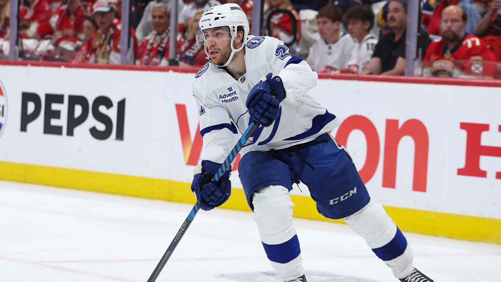 Lightning’s Brayden Point helped off ice with concerning injury