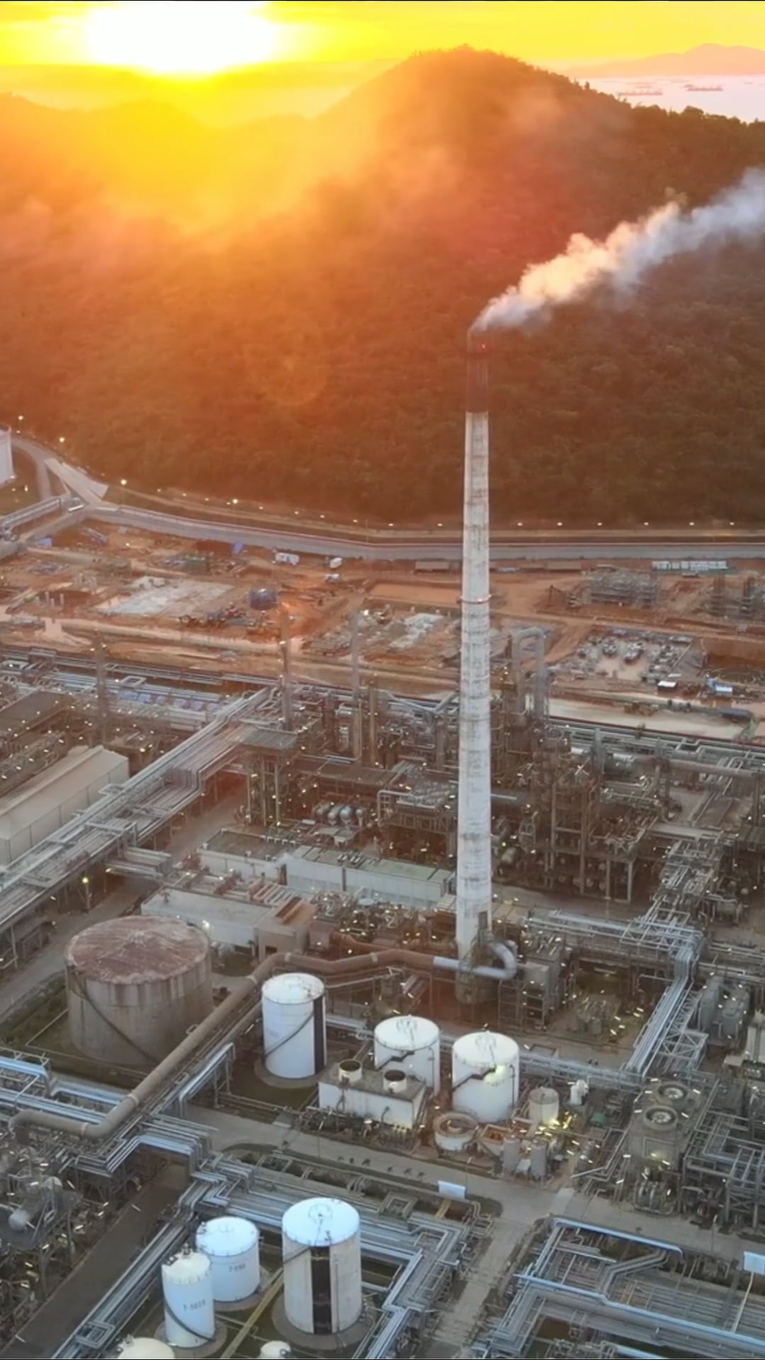 Keajaiban industri: pemandangan luas sumur minyak dari drone