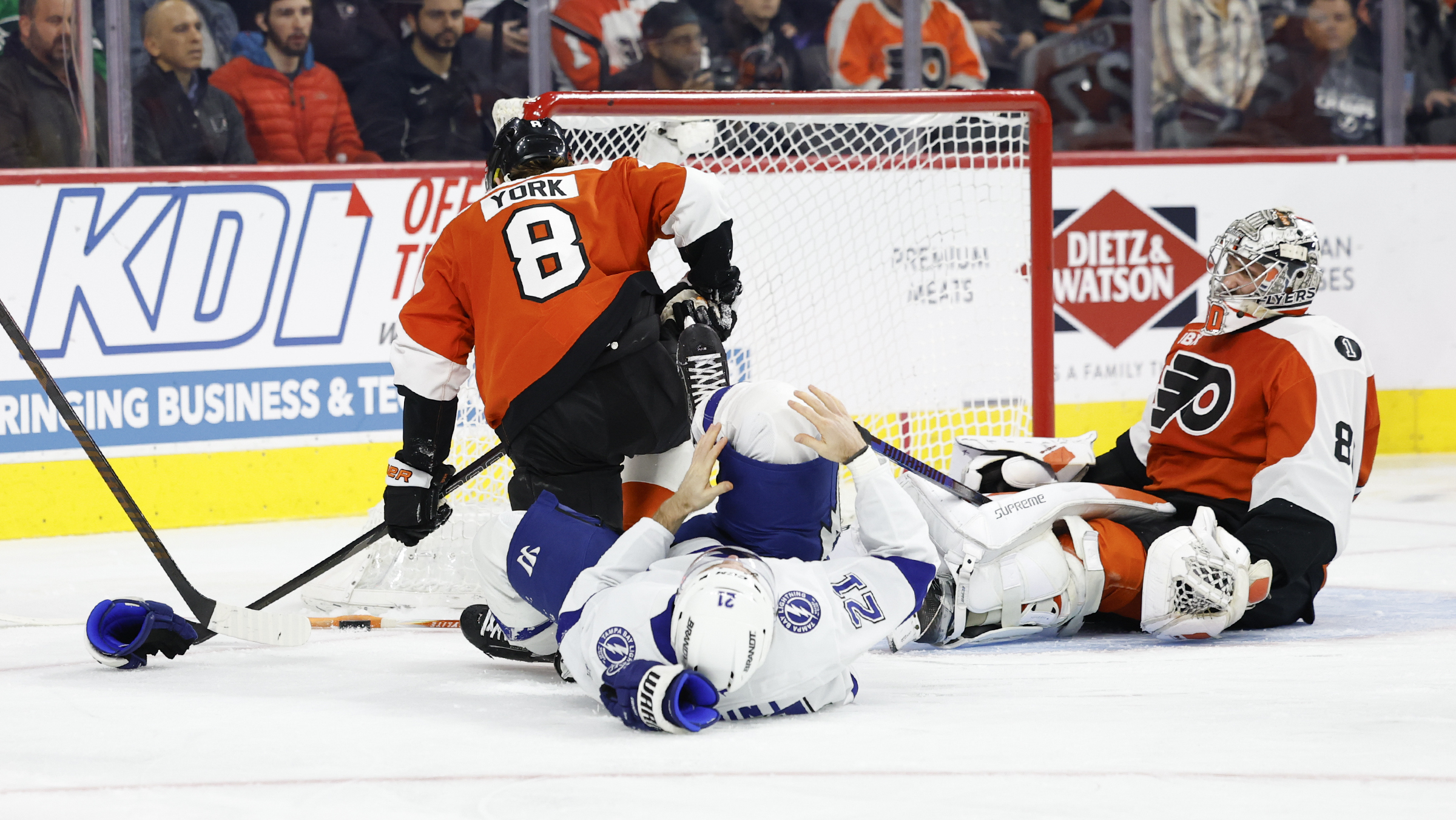 Flyers fall again to the Lightning 5-1, extend losing streak to three games