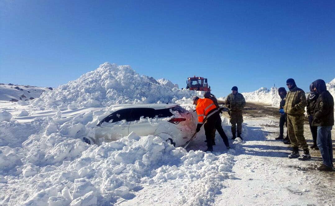 How to survive in your car if you're stuck in a winter storm