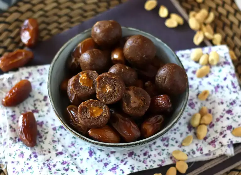 Energy balls aux dattes avec un cœur coulant au beurre de cacahuète