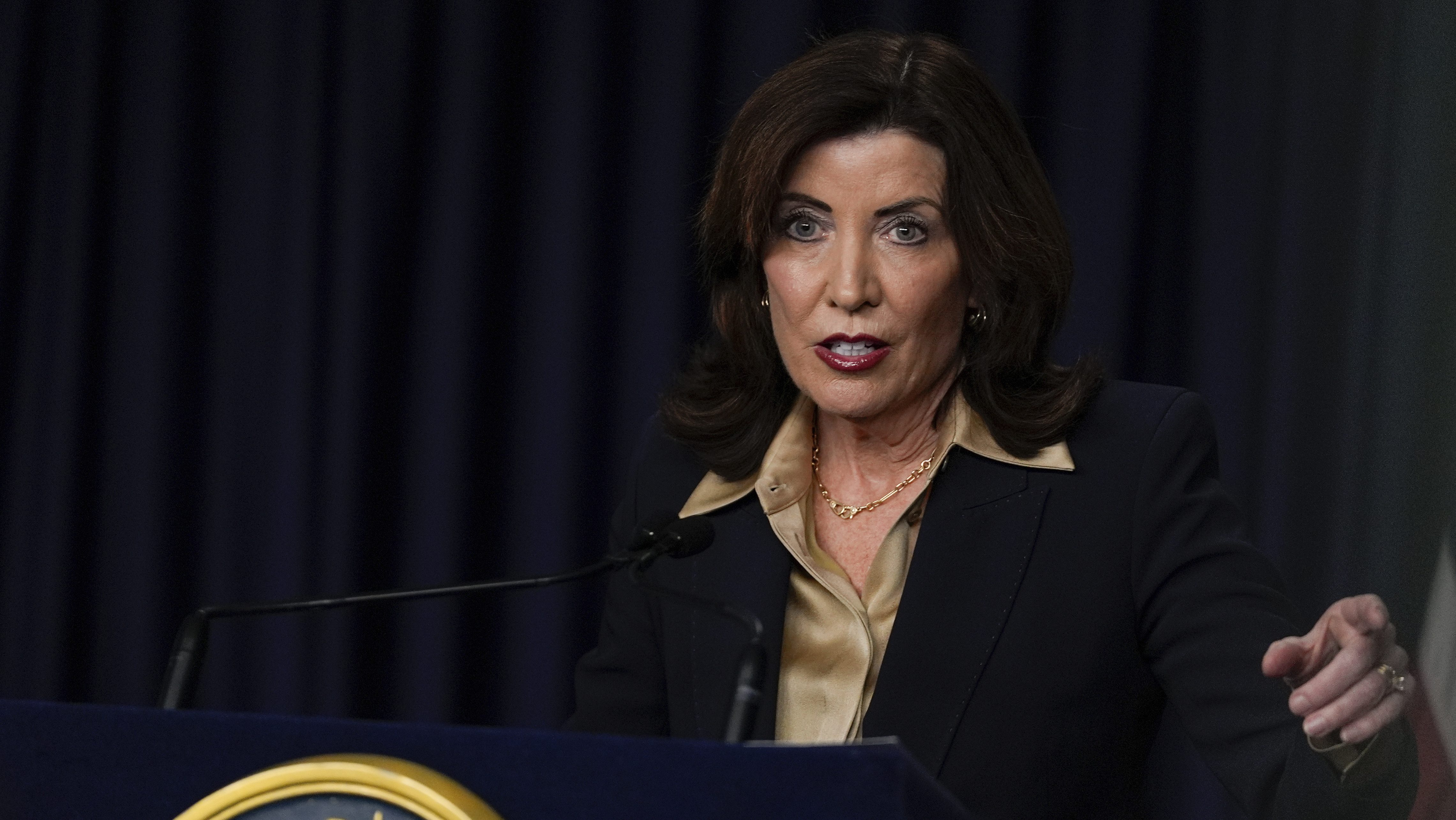 Hochul presiona a legisladores para prohibir imágenes de IA en campañas ...