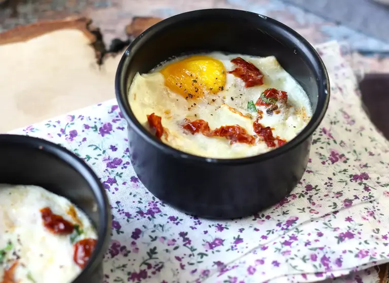 Huevos cocotte en la freidora de aire (air fryer)