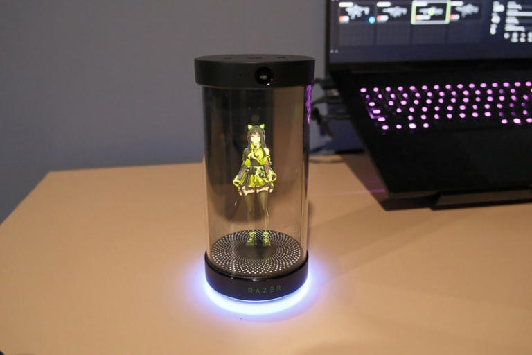 Razer、話せるヘッドセットや卓上コンパニオンなどAIデバイスを展示