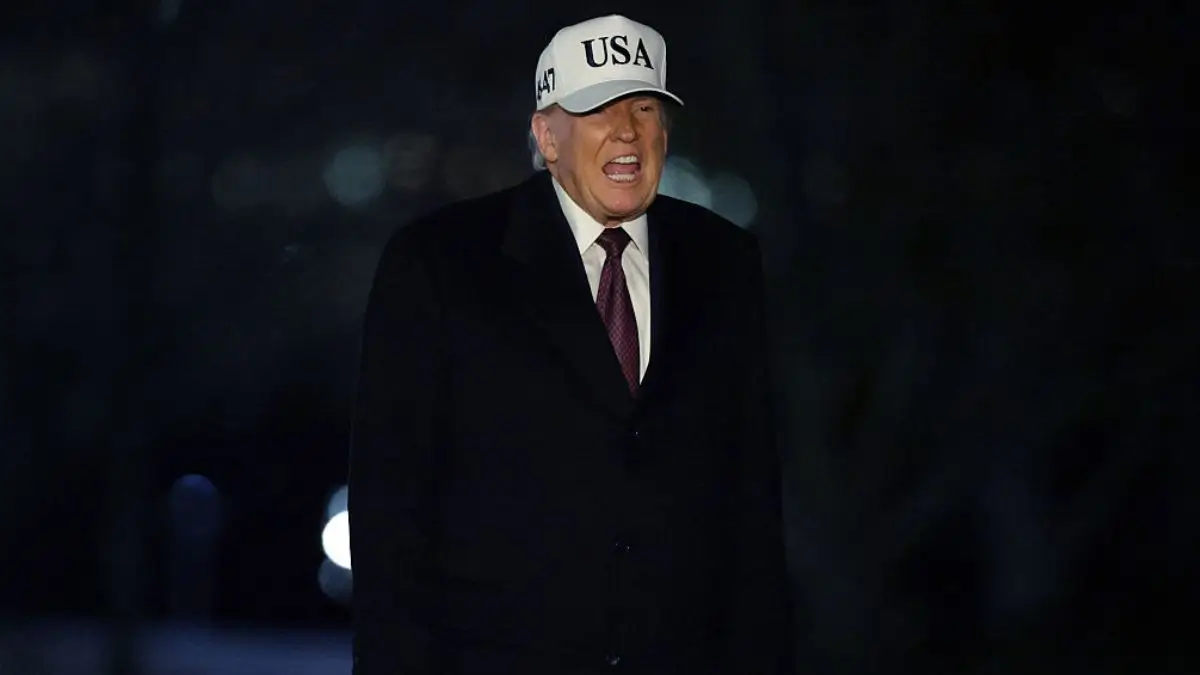 'Trump using a walker?': White House posts Trump’s new power portrait ...