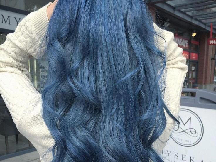 Pilihan warna cat rambut biru yang bisa kamu coba