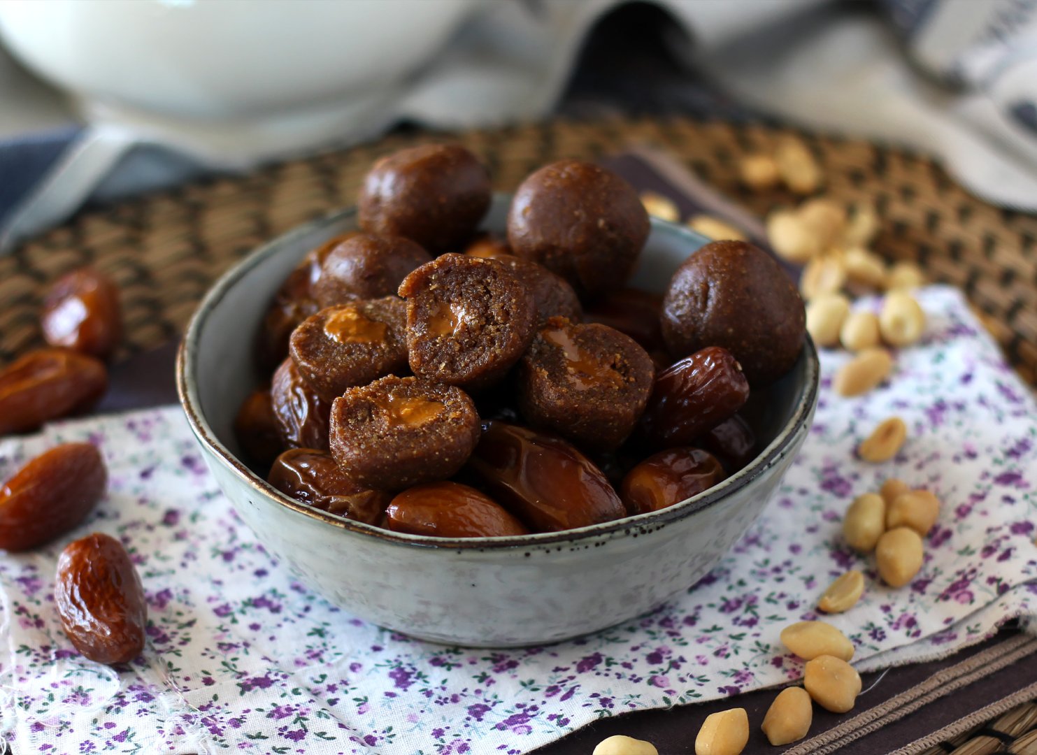 Energy balls aux dattes avec un cœur coulant au beurre de cacahuète