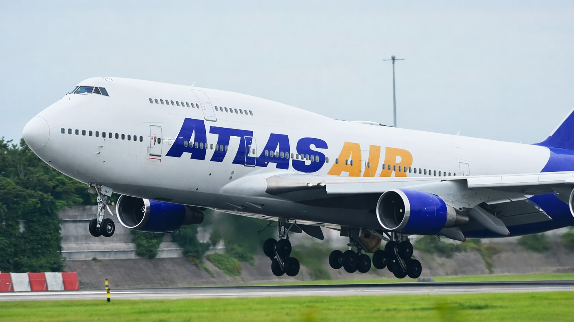 Slow motion landings of the world’s largest planes