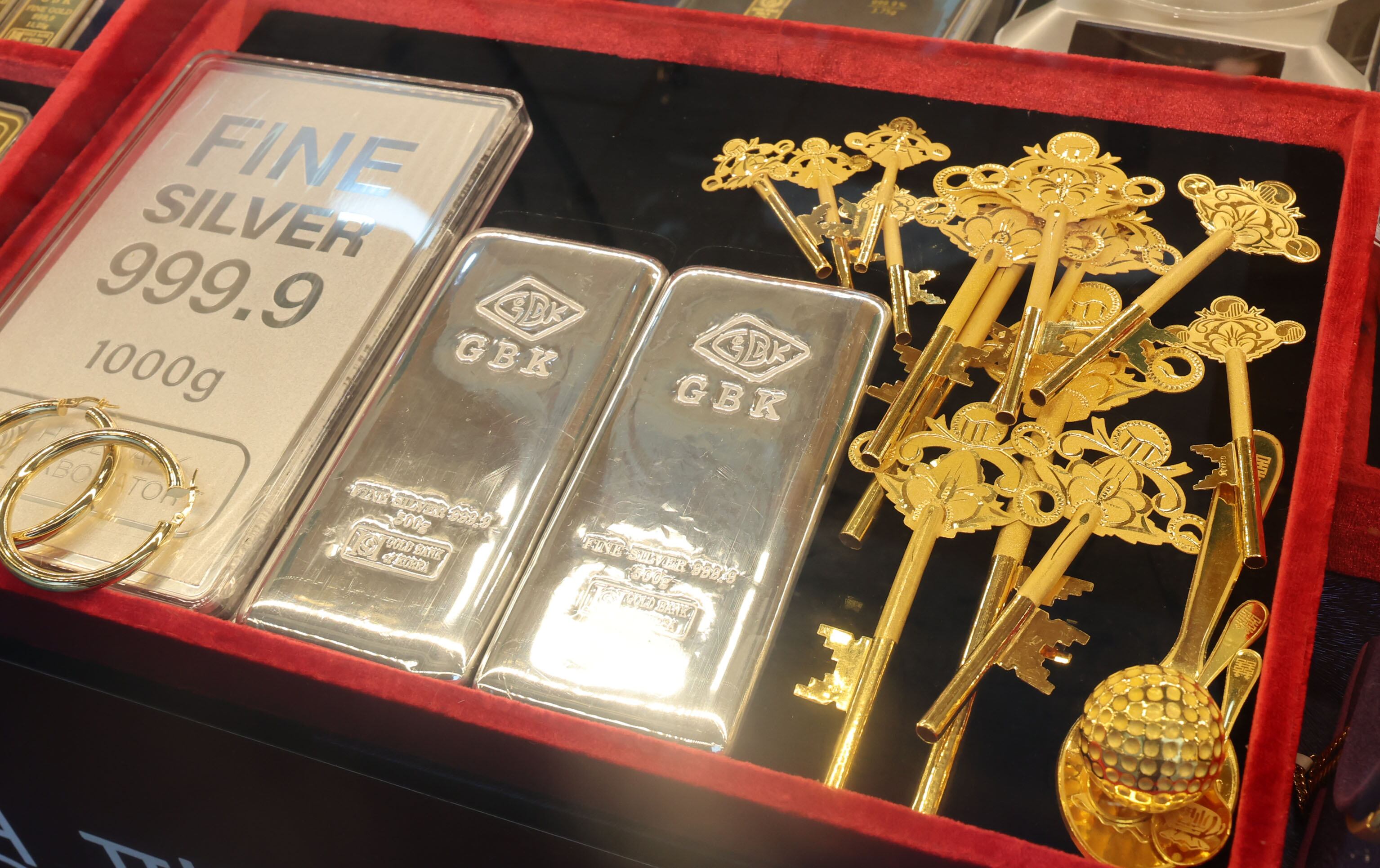 Gold prices hit record high amid Powell probe
