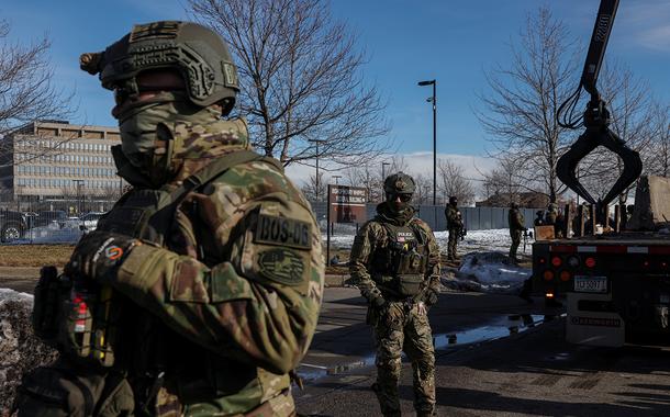 ICE invade casa em Minnesota e arrasta homem quase nu para a neve