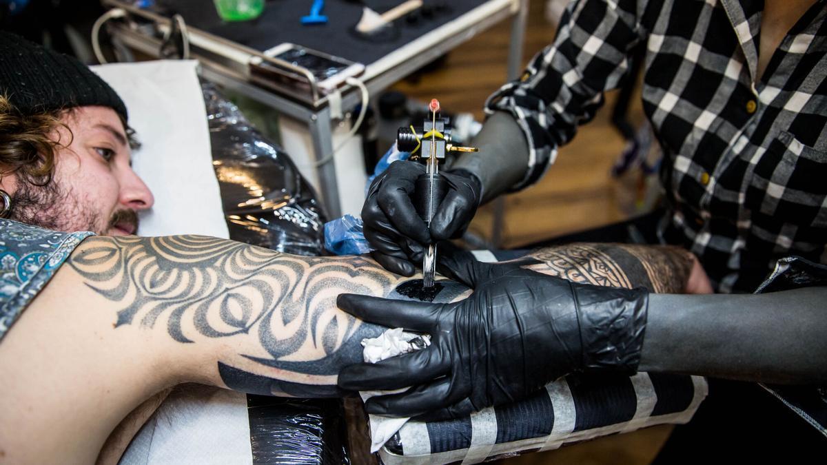 Tatuajes, piercings y el reto de detectar a tiempo los melanomas