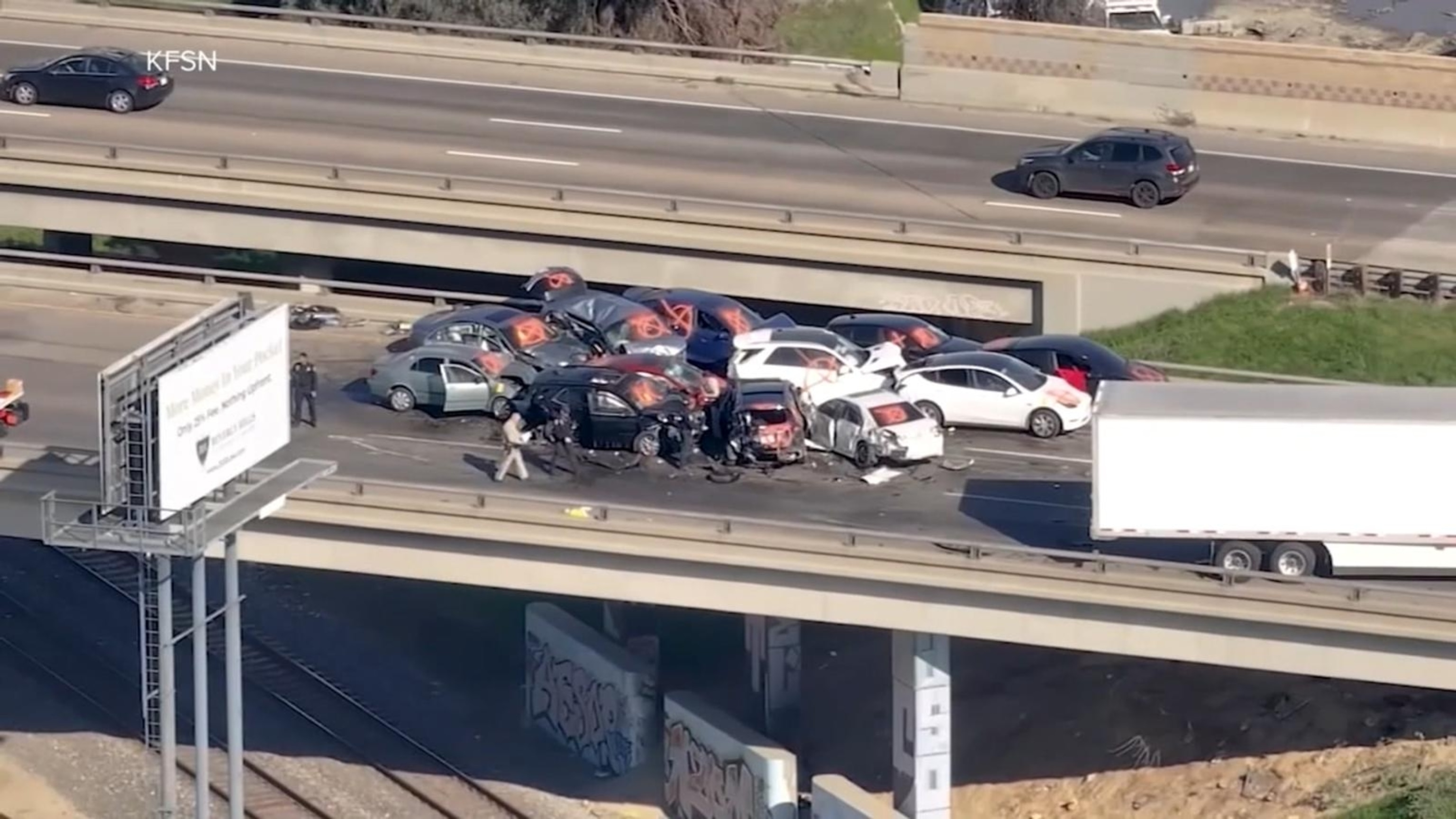 Police: Dense fog causes deadly 17 car pileup in Fresno, California