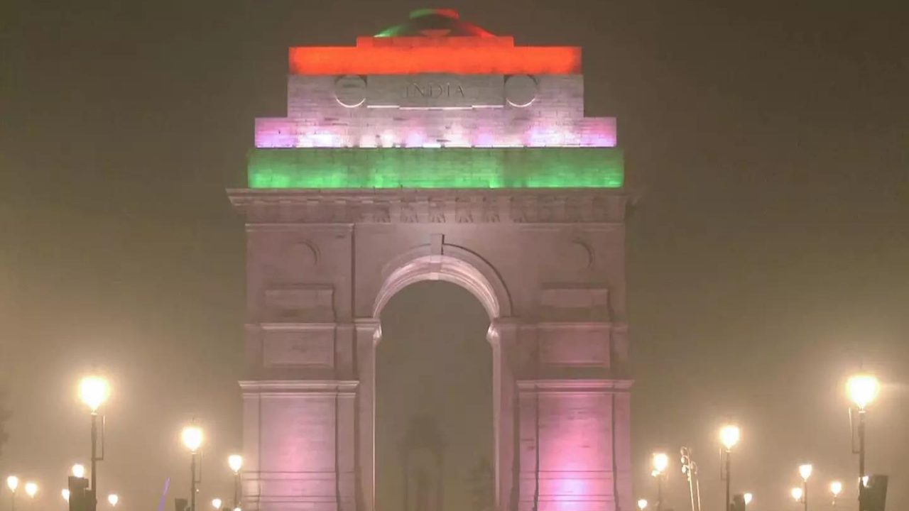 New Delhi weather: Sunny skies, cold mornings, and lingering air pollution