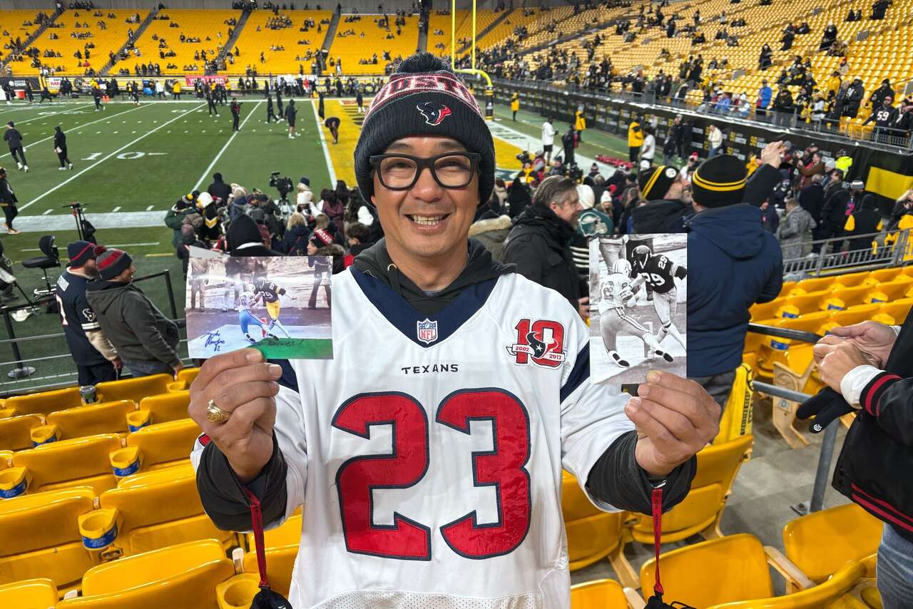 Texans fan brings Mike Renfro photos to Steelers playoff game with ...
