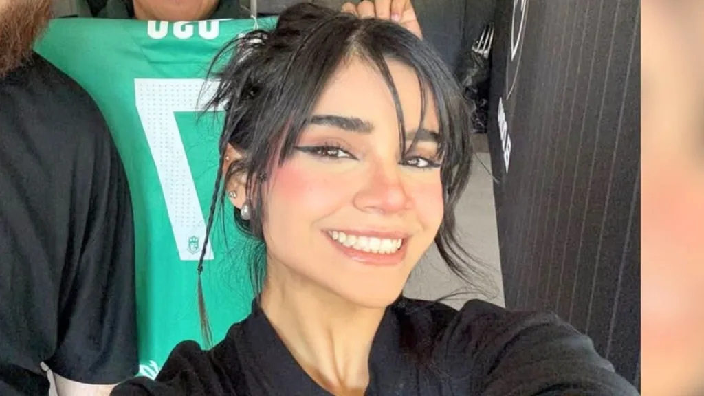 Alana Flores sorprende al posar con ex estrella del Barcelona en la ...