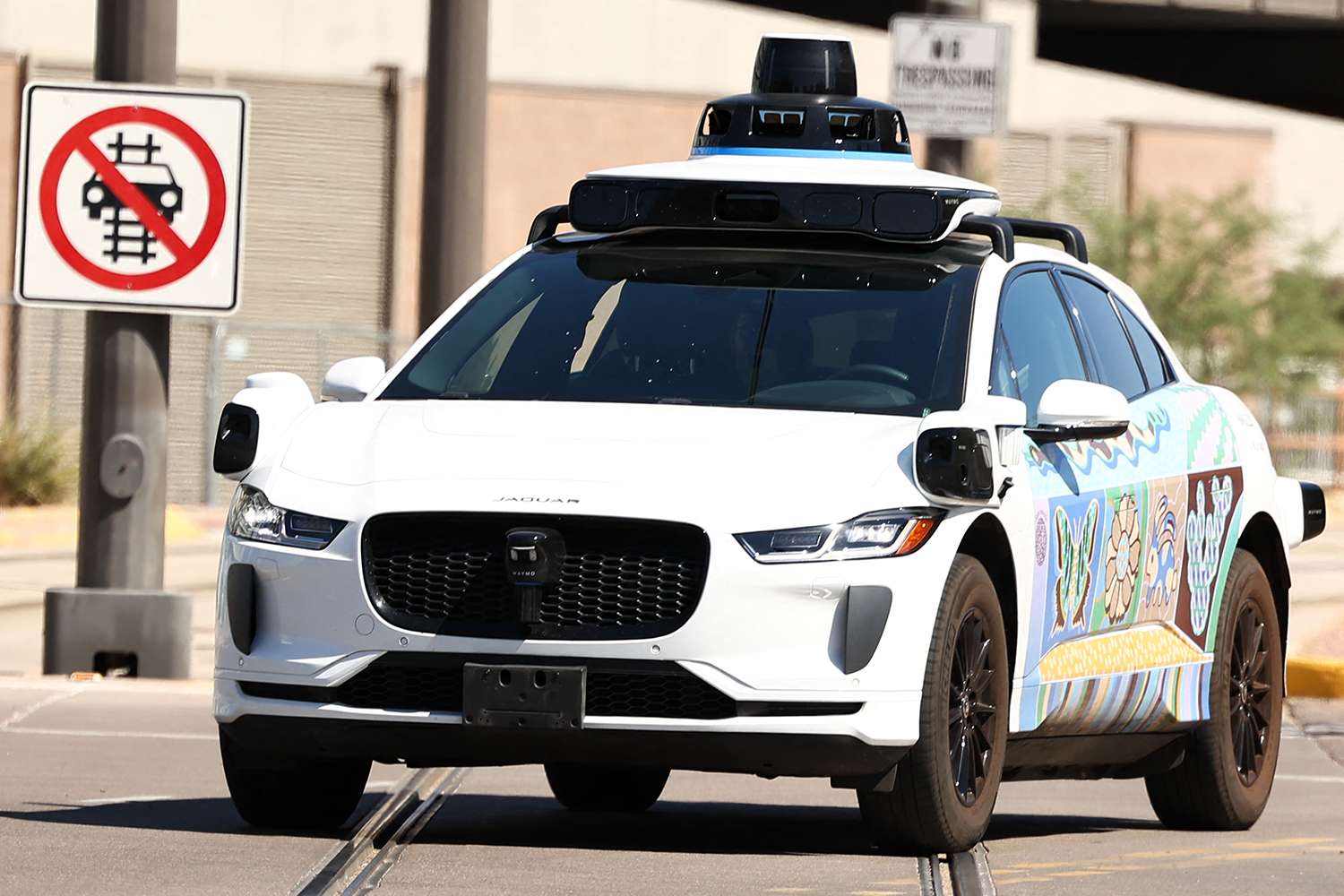 Passenger forced to flee self-driving vehicle after it stops in path of ...