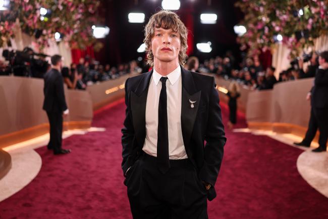 Connor Storrie's dewy no makeup-makeup look at the Golden Globes is ...