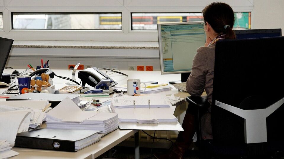 US government job openings at multi-year lows! November hiring drops to ...