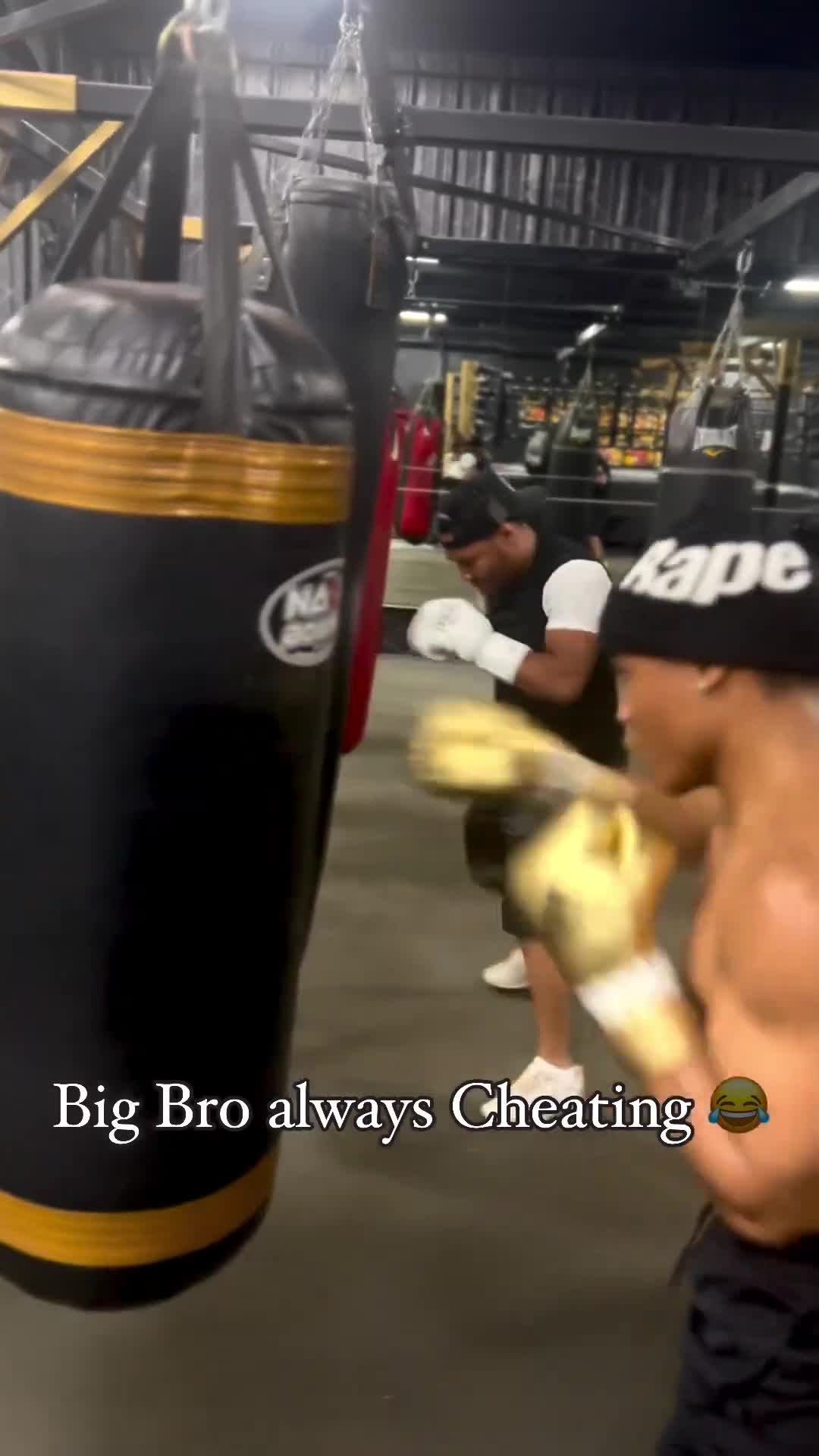 Floyd Schofield working with Texas legend James Kirkland on heavy bag🥊