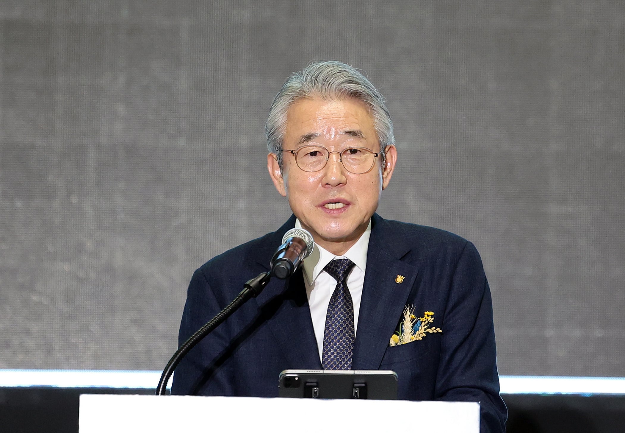 NACF chairman Kang resigns from roles, repays excess fees