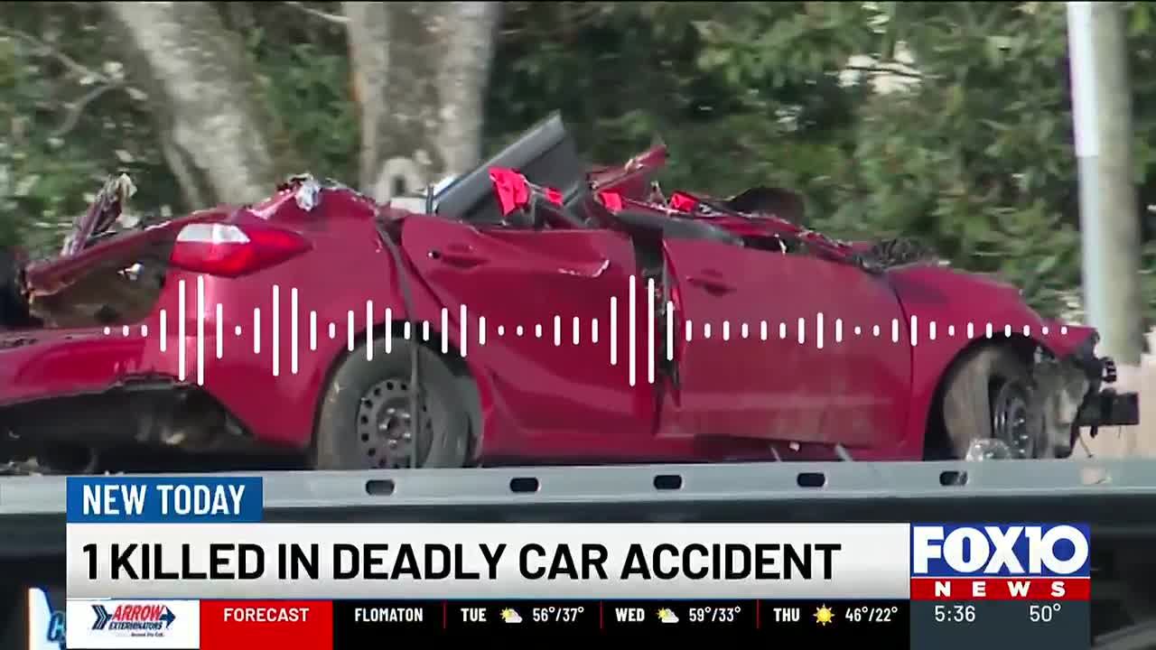 1 person killed in crash at Mobile County intersection